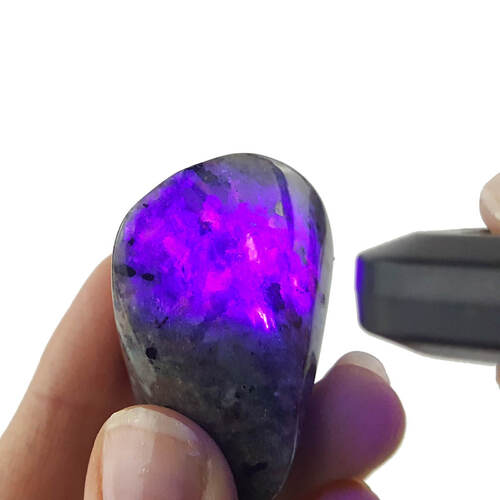 Yooperlite Oloid with UV Torch | An extraordinary glow rock for your ...